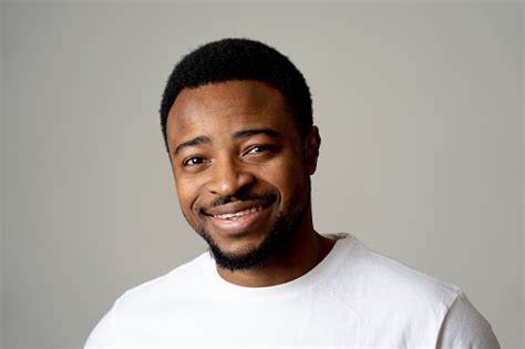 재미와 기쁨 웃 고는 카메라를 비웃 고 뭔가를 가리키는 그 인간의 감정 얼굴 표정 행복과 감정을 개념에서 행복 하 게 웃는