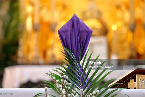 빌려 온 시즌과 성 주간 제단에 보라색 천으로 덮여 십자가 사순절 종교적 축하 의식에 대한 스톡 사진 및 기타 이미지 사순절