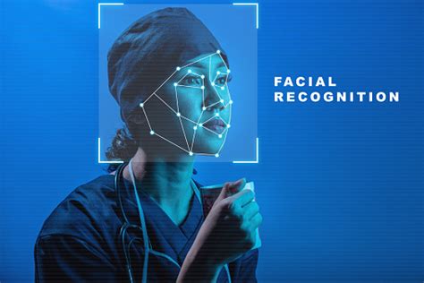 예쁜 아시아의 여성 의사에 수술 제복과 청진 기 얼굴 인식을 사용 하 여 유리를 들고 의사에 대한 스톡 사진 및 기타 이미지