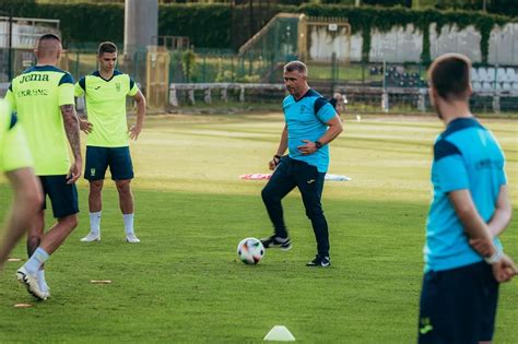 Збірна України провела перше тренування у Варшаві перед матчем з Польщею фото занять Реброва і