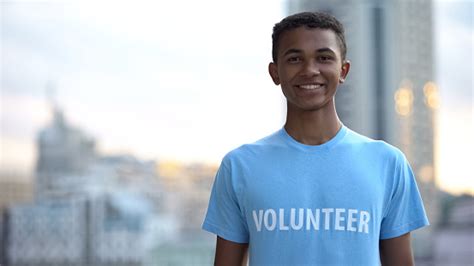 즐거운 아프리카 계 미국인 십대 자원 봉사 T 셔츠 웃는 카메라 기부 프로젝트 Charitable Foundation에 대한 스톡 사진 및 기타 이미지