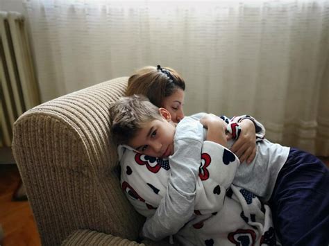 Madre E Hijo Durmiendo En Una Silla En Casa Foto Premium