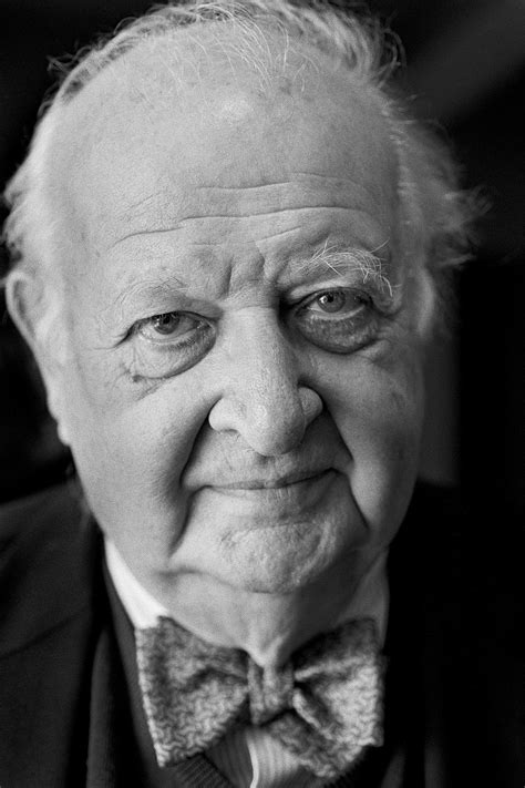 Photographer Aims to Take Pictures of Every Living Nobel Laureate ...