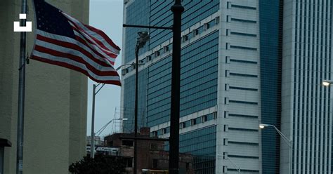 횡단보도에서 길을 건너는 한 무리의 사람들 사진 Unsplash의 무료 회색 이미지