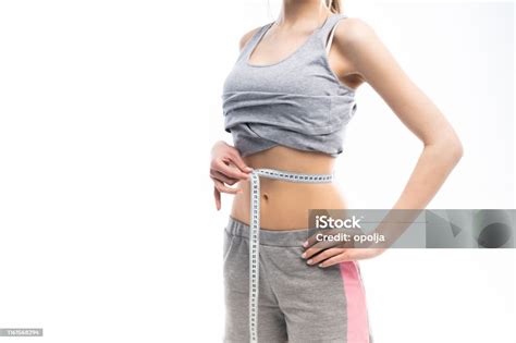 젊은 스포티 한 적합하고 흰색 배경 위에 측정 테이프와 아름다운 소녀 복부에 대한 스톡 사진 및 기타 이미지 복부 체육관 가냘픈 Istock