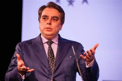 МЪКА Асен Василев не може да преживее свалянето си от власт още се представя за министър на