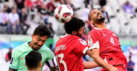 중국 레바논양보 없는 공중볼 다툼 사진