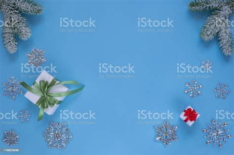 파란색 배경에 고립 된 리본 소나무의 눈 덮인 잔가지와 장식 눈송이와 크리스마스 선물 플랫 레이 12월에 대한 스톡 사진 및 기타 이미지 Istock