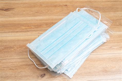 노벨 코로나바이러스 또는 우한 코로나 바이러스 및 인플루엔자에 대한 흰색 배경에 보호 얼굴 마스크 및 살균제 젤 디스펜서 방부제 위생 및 건강 관리 개념 2019년에 대한