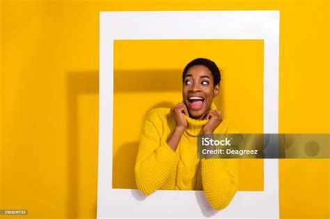 매력적인 쾌활한 펑키 호기심 많은 소녀의 초상화 밝은 노란색 배경 위에 고립 된 프레임 좋은 분위기 18 19세에 대한 스톡 사진 및 기타 이미지 Istock