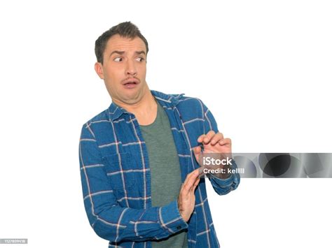 젊은 남자 두려워 하 고 손으로 공포 식 중지 제스처와 겁에 질 려의 사진 공황 개념 개념에 대한 스톡 사진 및 기타 이미지 개념 개념과 주제 겁먹은 Istock
