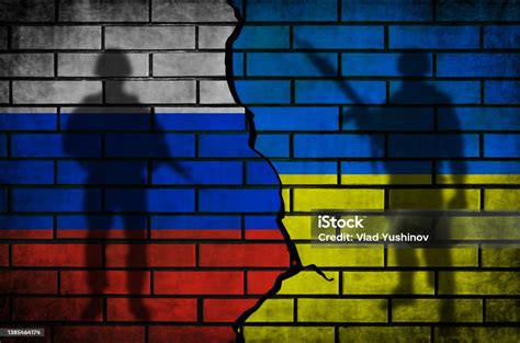 러시아 Vs 우크라이나 충돌 과 전쟁 플래그 배경 벽돌 벽에 군사 무장 남자 실루엣 0명에 대한 스톡 사진 및 기타 이미지 0명 2022년 개념 Istock