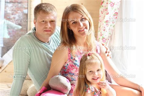 Feliz Madre Padre Y Pequeña Hija Linda Se Sientan Cerca De Un Gran Windo — Foto De Stock