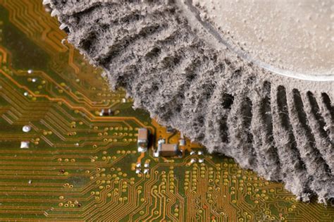 개인용 컴퓨터의 중앙 처리 장치를 냉각하기위한 더러운 알루미늄 방열판 냉각 요소의 먼지와 먼지 덩어리 전자 제품 고장의 원인 0명에 대한 스톡 사진 및 기타 이미지 Istock