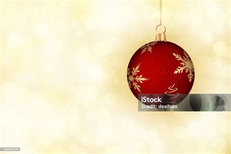 창의적인 메리 크리스마스 벡터 일러스트 레이 션구형 3 차원 찾고 레드 값싼 물건 골든 체인 또는 문자열을 통해 부분적으로 보이는 골든 눈송이 Glitters와 크리스마스