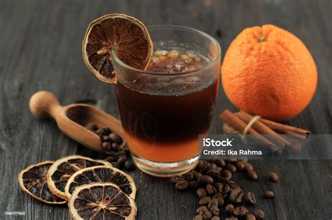 오렌지와 커피 칵테일 또는 오람지 에스프레소 주스와 소다를 곁들인 커피 샷 탈리나드 일본 한국에서 수제 카페 음료로 인기 0명에