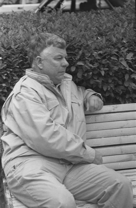 Фото Писатель Анатолий Приставкин в саду Союза писателей СССР 11 мая 1989 г Москва