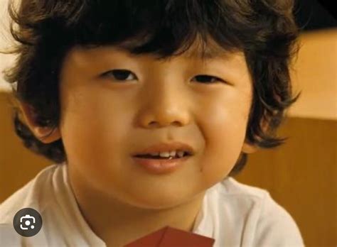 我覺得他講到王鴻薇、羅智強造謠，或是黃國昌的法學素養時，表情很像這位韓國童星（王錫玄）