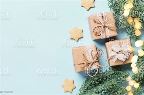 종이 레이스 꼬기에 빈 태그 모형으로 포장된 기프트 박스 에코 크리스마스 장식 0에 대한 스톡 사진 및 기타 이미지 0 겨울 계절 Istock