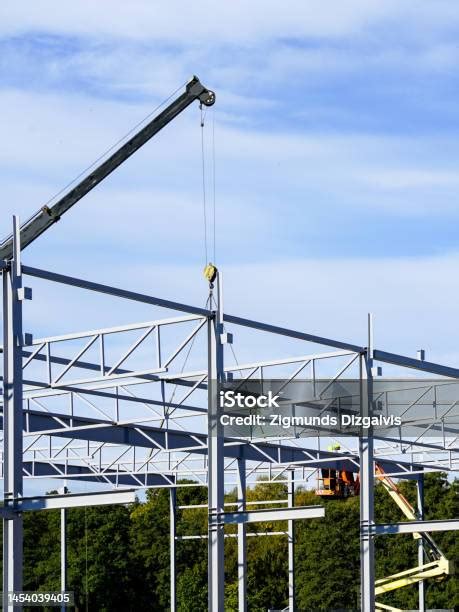 텔레스코픽 붐 크레인과 자체 추진 리프트 플랫폼을 사용하는 새로운 건물 철골 조립 강철에 대한 스톡 사진 및 기타 이미지 강철 개념 개념과 주제 Istock