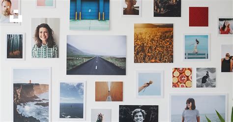 벽에 그림이 잔뜩 걸린 침대 사진 Unsplash의 무료 갤러리 벽 이미지