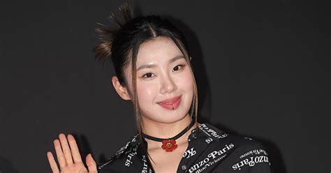 리정 ‘입술 피어싱이 포인트