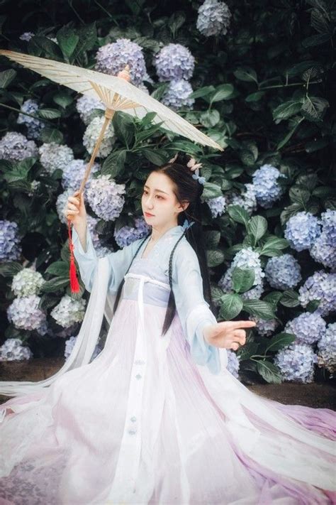 Pin By Thiên Băng On Han Fu 女 Flower Girl Dresses China Fashion Twilight New Moon