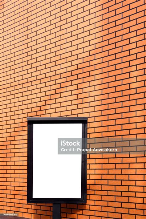 수직 프레임에 있는 빈티지 레스토랑의 인공 벽돌 벽에 클리핑 경로가 있는 빈 강철 식품 광고판 스탠드 0명에 대한 스톡 사진 및 기타 이미지 Istock
