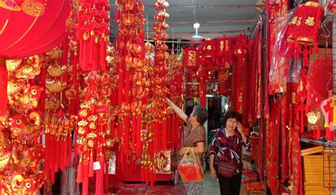 ក្រដាសសែន និង សម្ភារ ផ្សេងៗ នាំចូល ពី ចិន ត្រូវបាន អាជីវករ នៅ ផ្សារ អូរឫស្សី ថា លក់ដាច់ យ៉ាងគំហុក