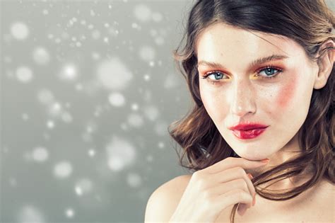 아름 다운 여자 사람 겨울 성형 수술 및 미용 개념 회색 배경 및 눈 아름 다운 젊은 여자 얼굴 12월에 대한 스톡 사진 및 기타 이미지 Istock