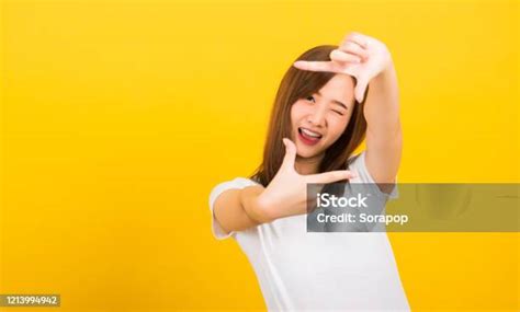 아시아 행복 초상화 아름 다운 귀여운 젊은 여자 서 착용 T셔츠 손 과 손가락 만들기 프레임 제스처 카메라 용 사진 찾고 카메라 개념에 대한 스톡 사진 및 기타 이미지