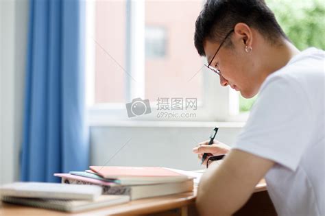 自习室里的学生高清图片下载 正版图片500398334 摄图网 自习室里的学生高清图片下载 正版图片500398334 摄图网