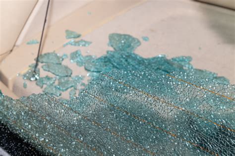 길거리에서 자동차의 깨진 뒷유리 닫습니다 온도 차이로 인해 겨울에 자동차 유리가 파열되었습니다 0명에 대한 스톡 사진 및 기타 이미지 Istock