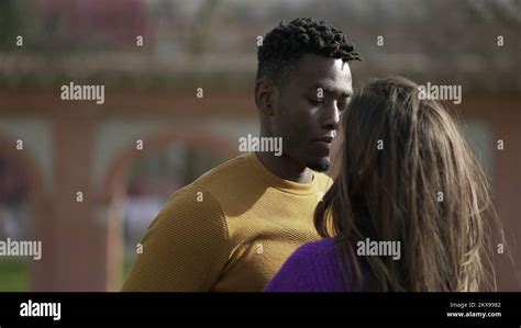 Baiser Et Câlin Interracial Un Homme Noir Avec Une Petite Amie Qui
