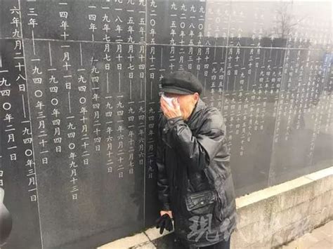 南京老人在纪念墙上找到这位大埔籍烈士名字后 泣不成声