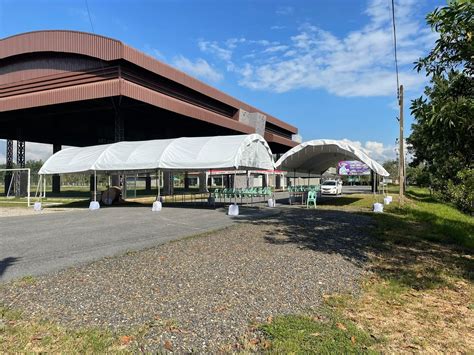 เต็นท์ขนาด 5x12 เมตร ขาว สะอาด และโต๊ะจัดเลี้ยง พร้อมให้บริการ สถานที่จัดเลี้ยง งานภายใน กองพล