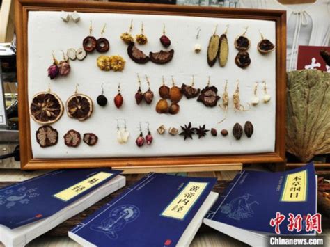中医药刮起国潮风 年轻人青睐时尚养生 大众健康网