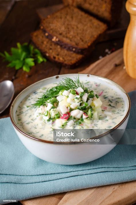 나무 배경에 달걀 야채 고기 허브 케피어가 있는 차가운 오크로쉬카 수프 여름 수프 갈색에 대한 스톡 사진 및 기타 이미지 갈색 고기 딜 허브 Istock