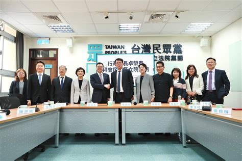 行政院長卓榮泰今日下午率領副院長鄭麗君等團隊，拜會民眾黨立院黨團，就國政議題交換意見。 卓院長希望行政與立法、中央與地方通力合作，共同推出福