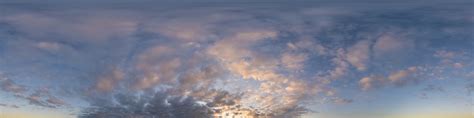 분홍색 커눌루스 구름이 있는 짙은 푸른 색의 일몰 하늘 파노라마 구형 등가형 포맷으로 매끄러운 Hdr 360 파노라마 3d 시각화를 위한 풀 젠장 공중 드론 파노라마용 하늘