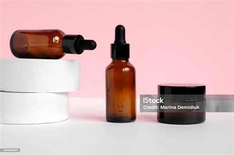 호박색 유리 점적기 화장품 병 흰색 연단 자연 스킨 케어 Spa 뷰티 제품 디자인 분홍색 배경에 미네랄 유기농 오일 모형 기름진 피펫 얼굴과 몸 치료 정면보기 0명에 대한