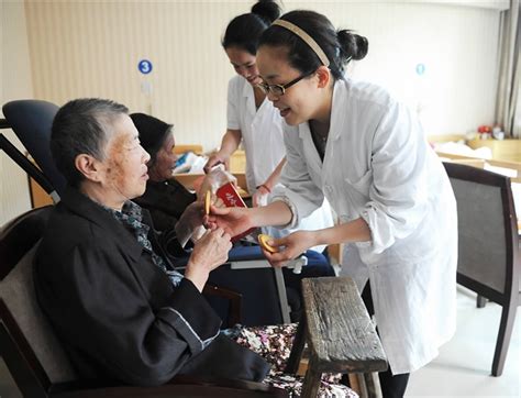 护士节 白衣天使为特殊人员护理 今日临安