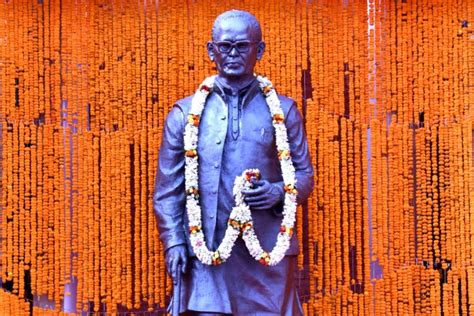 Up Cm Pays Glowing Tributes To ‘lok Nayak Jayaprakash Narayan On His