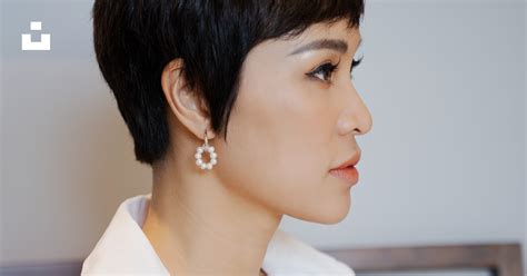 흰 셔츠를 입은 짧은 머리를 가진 여자 사진 Unsplash의 무료 소년 이미지