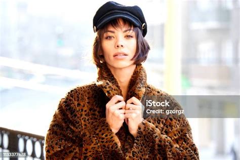 도시에서 발코니에 서 있는 동안 해상 모자를 입고 젊은 세련 된 여자의 초상화 촬영 20 29세에 대한 스톡 사진 및 기타 이미지 20 29세 30 39세 갈색 머리