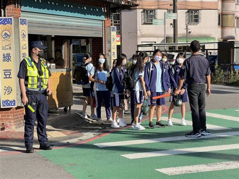 開學日！大溪警校門口護童 籲家長勿違停 台北郵報 The Taipei Post
