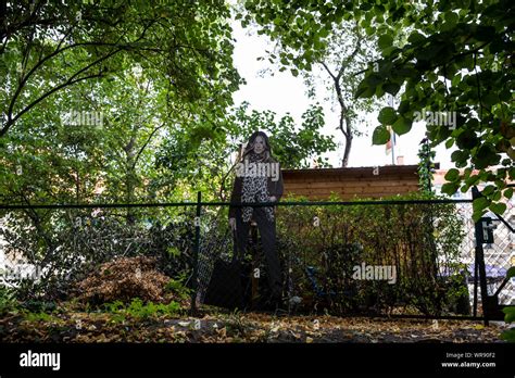 Eine Lebensgroße Karton Ausschnitt Der Deutschen Supermodel Heidi Klum In Einem Garten In Berlin