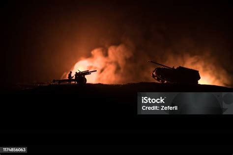 전쟁 개념 군사 실루엣 전쟁 안개 하늘 배경에 장면 싸움 차 세계 대전 독일 탱크 실루엣 아래 흐린 스카이 라인 밤에 공격 장면 장갑차와 보병 개성 개념에 대한 스톡 사진