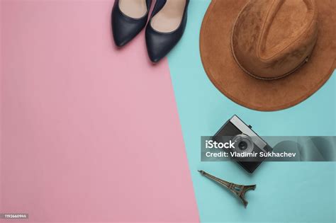 분홍색 파란색 종이 배경에 여성 액세서리 파스텔 색상 트렌드입니다 파리 여행 쇼핑 컨셉 맨 위 보기 플랫 레이 가을에 대한 스톡 사진 및 기타 이미지 Istock