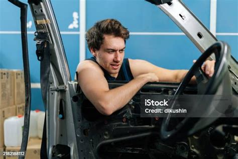 숙련 된 정비사 남성은 정밀 도구와 전문 지식으로 작업장에서 자동차를 진단하고 수리하여 자동차 부문의 본질을 반영합니다 25 29세에 대한 스톡 사진 및 기타 이미지